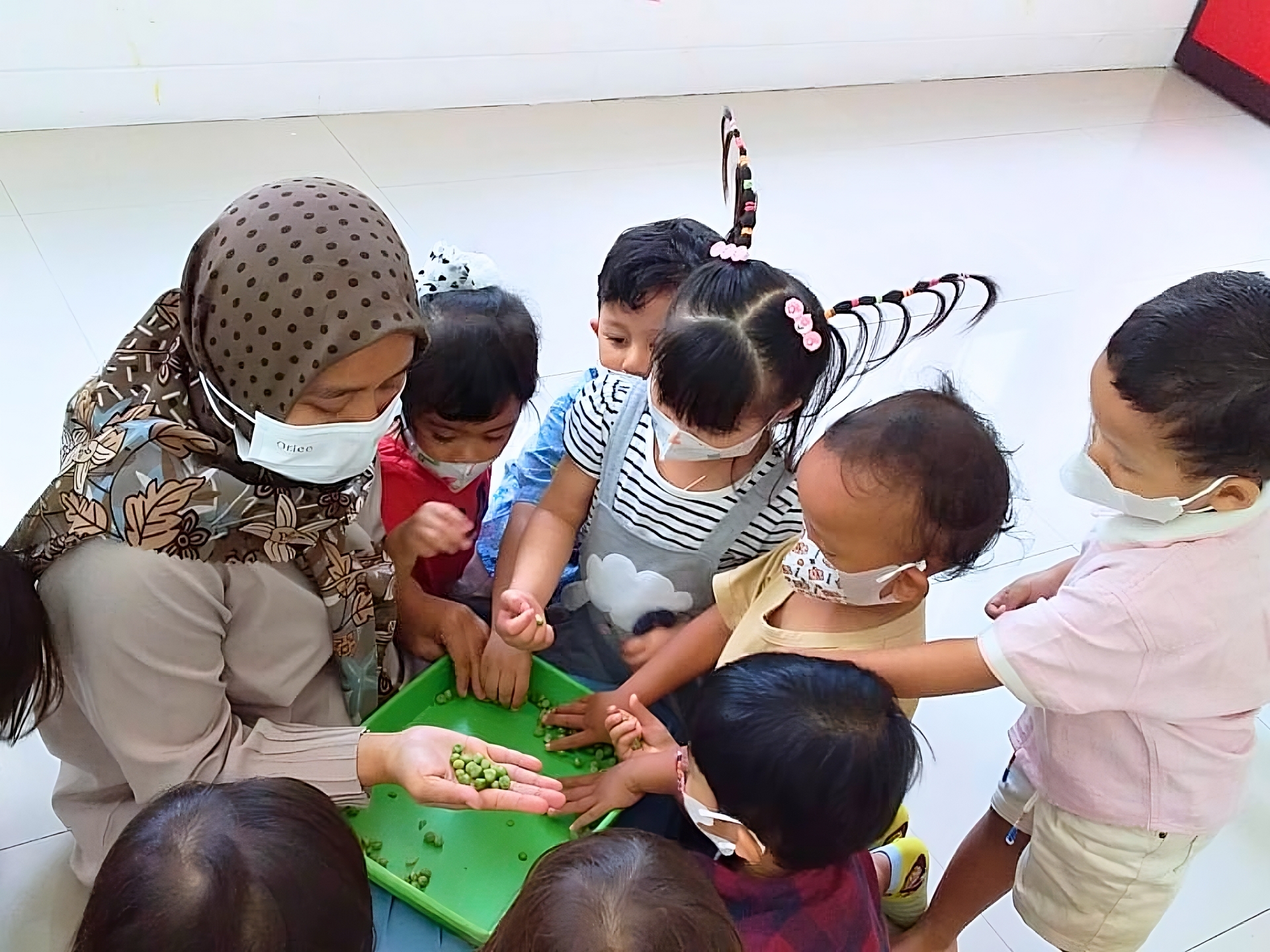 Toddler - Motoric: Pinching & Spooning Grains | Focus Independent School